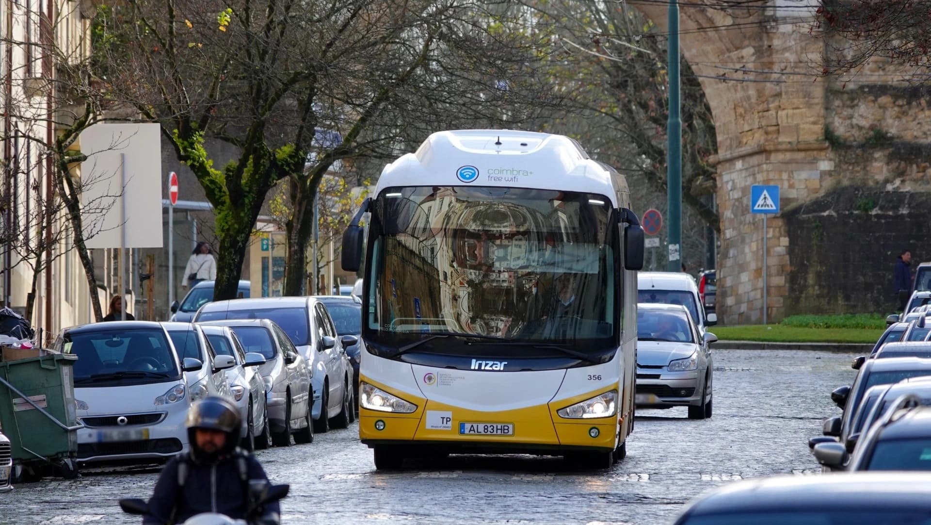 Danos na cobertura da oficina de manutenção podem afetar circulação dos ...